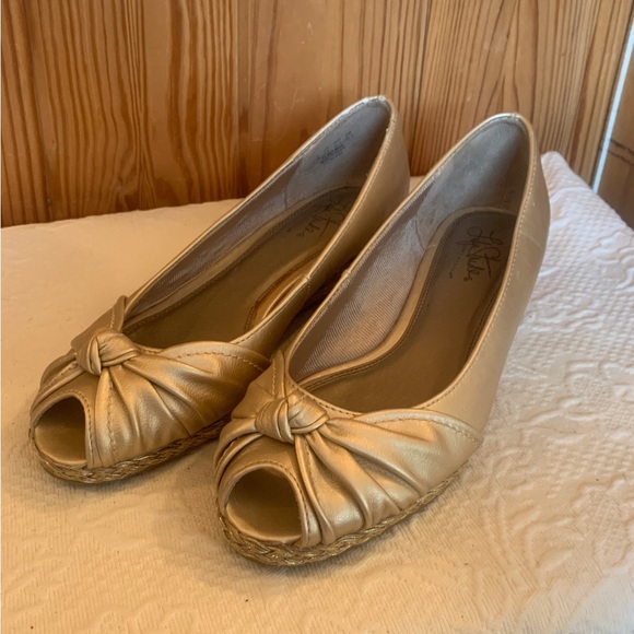 Life Stride | Shoes | Lifestride Gold Wedge | Poshmark